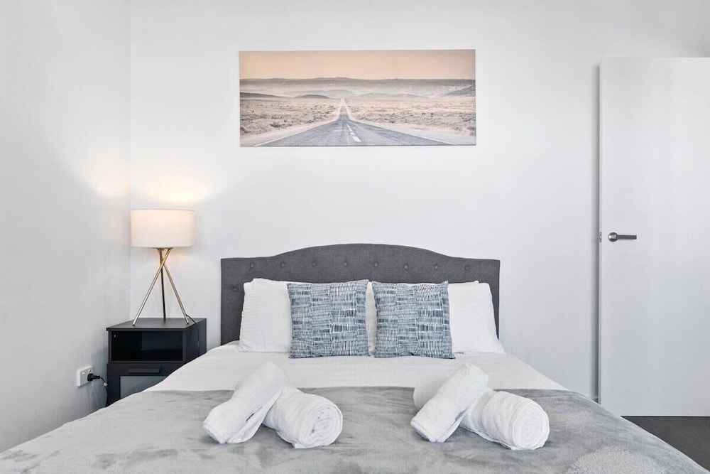 Lightview Oasis- Modern 2br Apt- Wifi & Parking - Tea Tree Gully