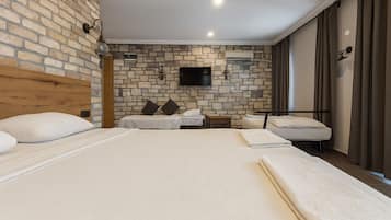 Quarto Quádruplo Deluxe, várias camas | 1 quarto, minibar, secretária adequada para computadores portáteis