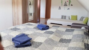 Quarto com cama, guarda-roupa e parede decorada.