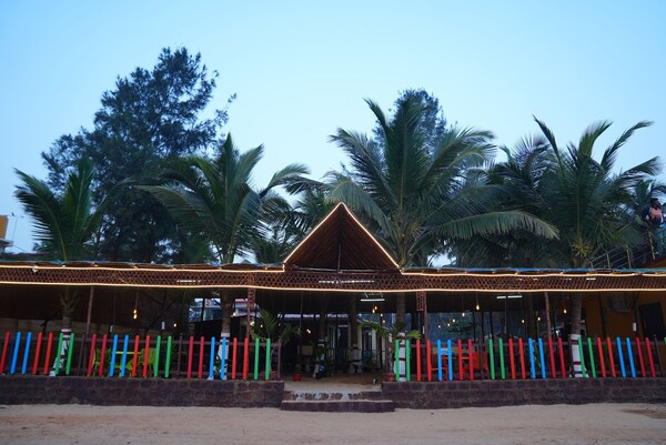 Livin Waves Beach Stay And Cafe - Gokarn