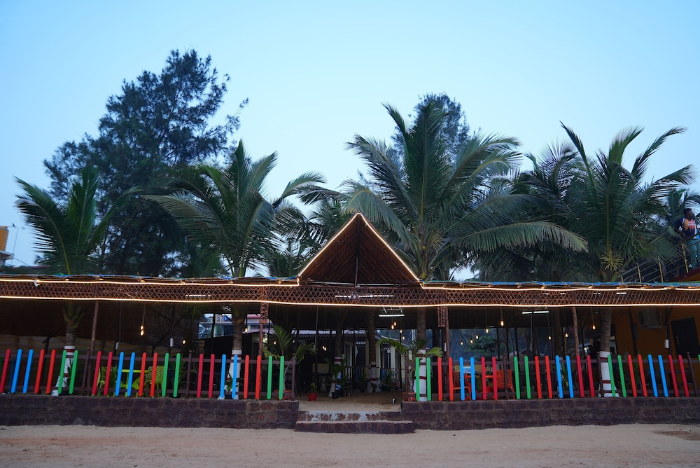 Livin Waves Beach Stay And Cafe - Gokarna