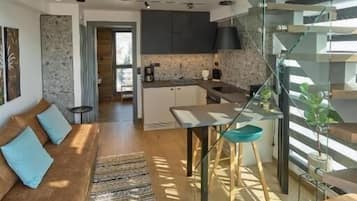 Maisonette with Sea View | Cozinha privada | Minifrigorífico, uma máquina de café expresso, uma chaleira elétrica