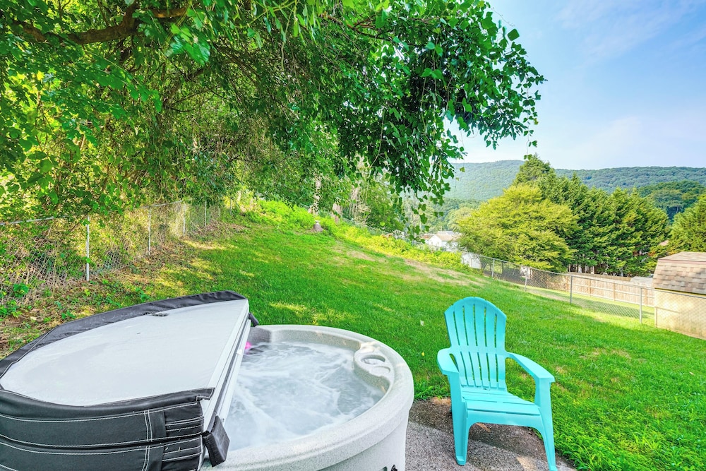 Roanoke Mountain Home: 4 Mi To Blue Ridge Parkway! - Smith Mountain Lake, VA