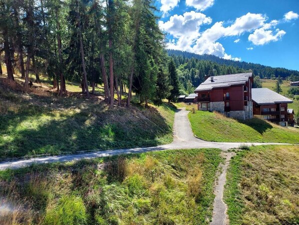 100m from ski slopes, 3rd floor, view resort, balcony, tv, ski locker ...