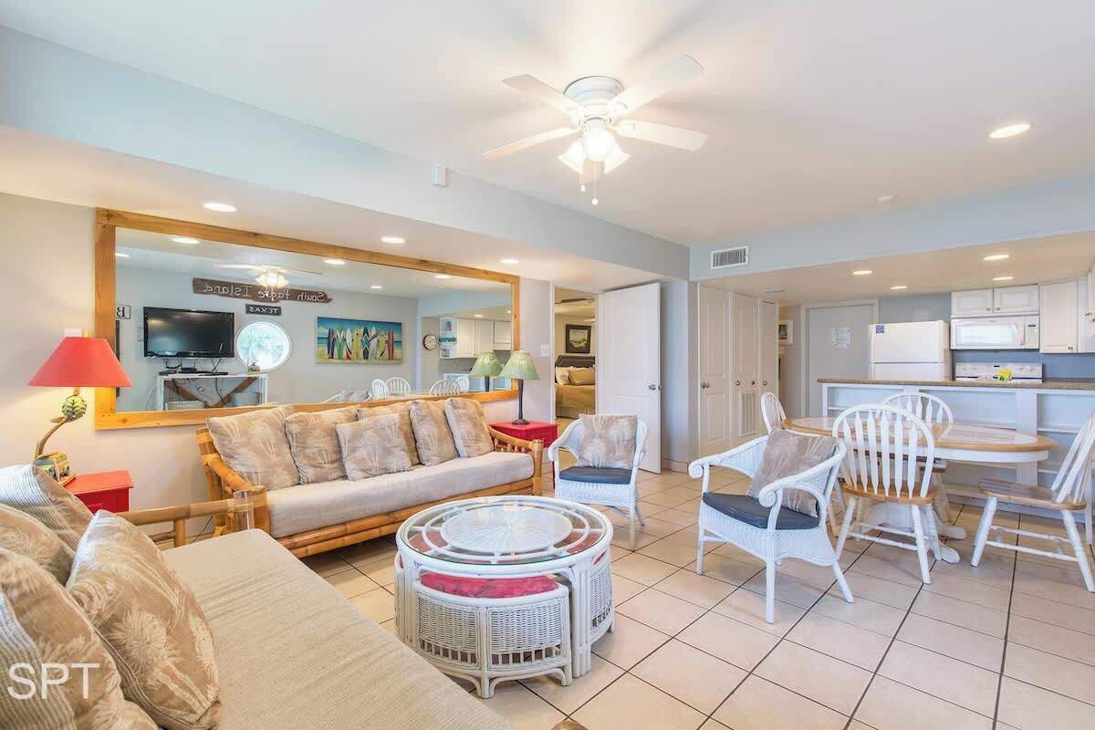 Condo, várias camas, varanda, vista para o jardim (Bahia Mar 418) | Área de estar | TV de tela plana 42 polegadas com canais digitais