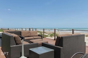 Apartamento em Condomínio Fechado, várias camas, varanda, vista para o oceano (Bahia Mar 478F) | Praia | Na praia
