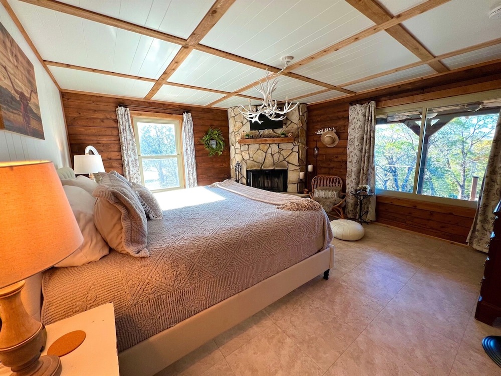 Bluff Creek Cabin | Sleeps 12 | Private Dock - Sandy Beach, TX