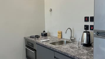Apartamento, 1 cama King, cozinha americana | Cozinha americana privada | Geladeira grande, micro-ondas, fogão, cooktop