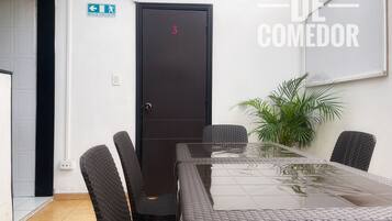 Quarto Clássico com Cama de Casal | Sala de jantar