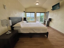 Quarto casal, vista para a colina | Frigobar, ferros/tábuas de passar roupa, Wi-Fi de cortesia