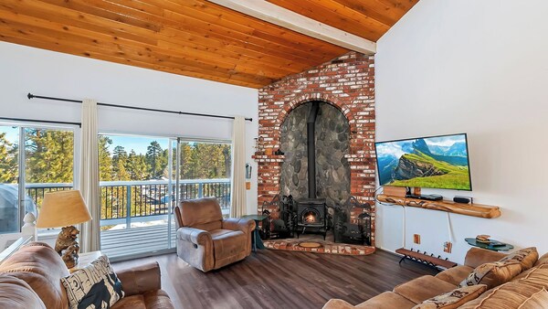 Mountain Palette By Avantstay Hot Tub, Game Room, Deck, Sweeping Views! - Big Bear Lake, CA