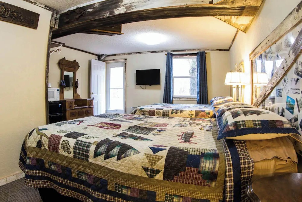 Relax By The Lake In Room 10 - The Antique Room - Curriers Lakeview - Rice Lake, WI