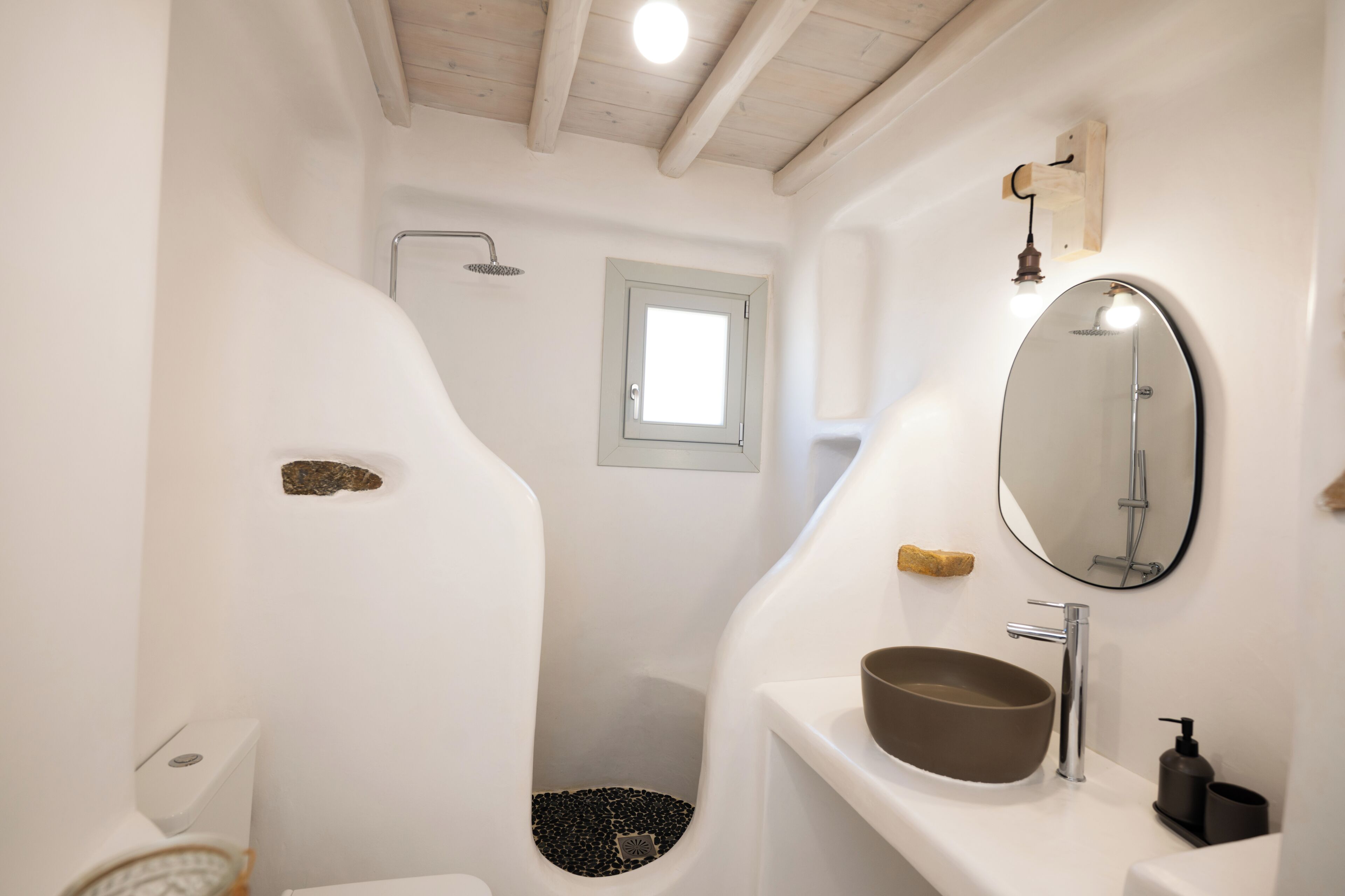 Suite Familiar, vista para a piscina | Casa de banho | Toalhas fornecidas, sabão, champô, papel higiénico 