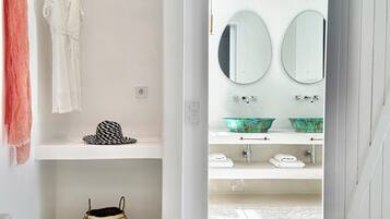Suíte júnior, vista para a piscina | 1 quarto, escrivaninha, espaço de trabalho para notebook