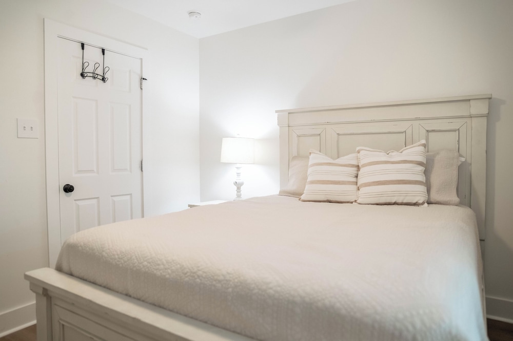 Clark Cottage - With Golf Cart! 1 Mile Ride To The Beach & Dtown Ocean Springs! - Ocean Springs, MS
