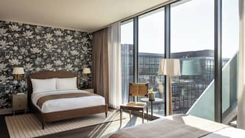 Roupas de cama premium, frigobar, cofres nos quartos, cortinas blackout