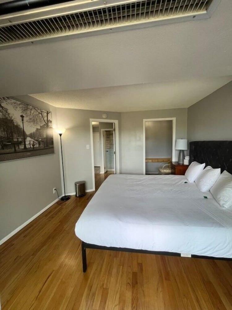 Quiet, Spotless Condo With King Bed For Your Getaway! - Colorado Springs, CO