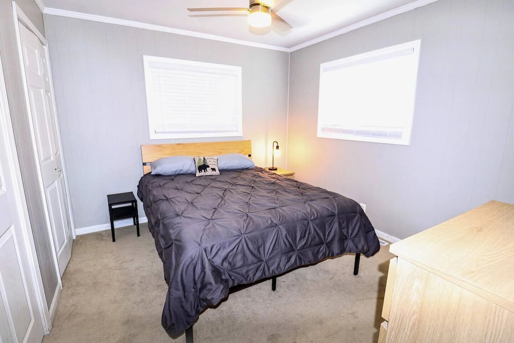 Bryan Lake Waterside Retreat - Lake Ann | Vrbo