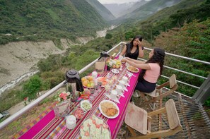 Quarto quádruplo panorâmico, vista para a montanha | Terraço/pátio