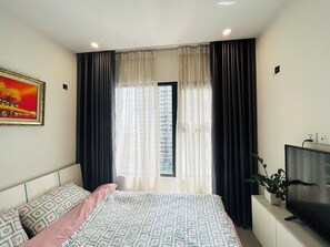 Apartamento luxo, vista para a cidade | 1 quarto, escrivaninha, espaço de trabalho para notebook