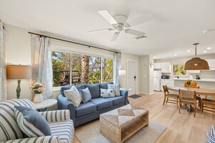 Casa de campo premium, varanda coberta, vista para o jardim | Área de estar | Smart TV