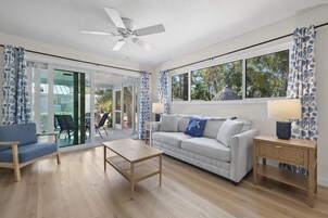 Casa de campo premium, varanda coberta, vista para o jardim | Área de estar | Smart TV