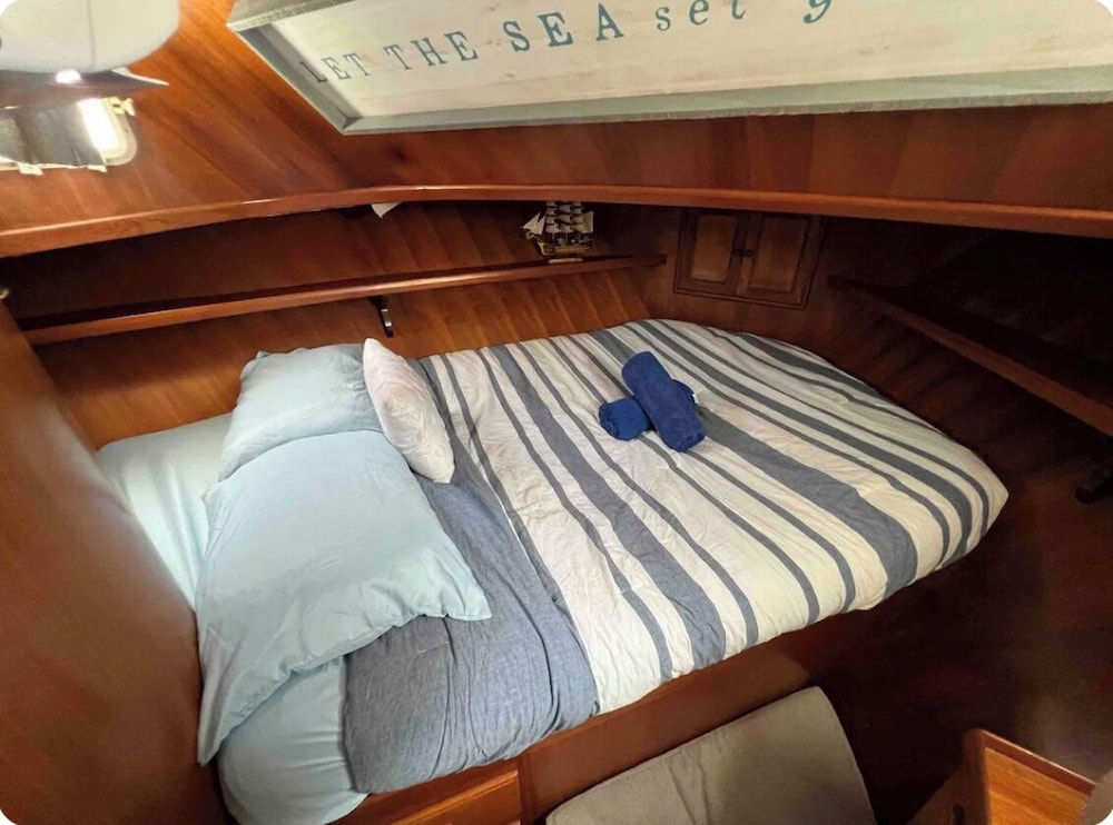 Amazing Yacht With Resort Amenities In The Heart Of Key Largo ...