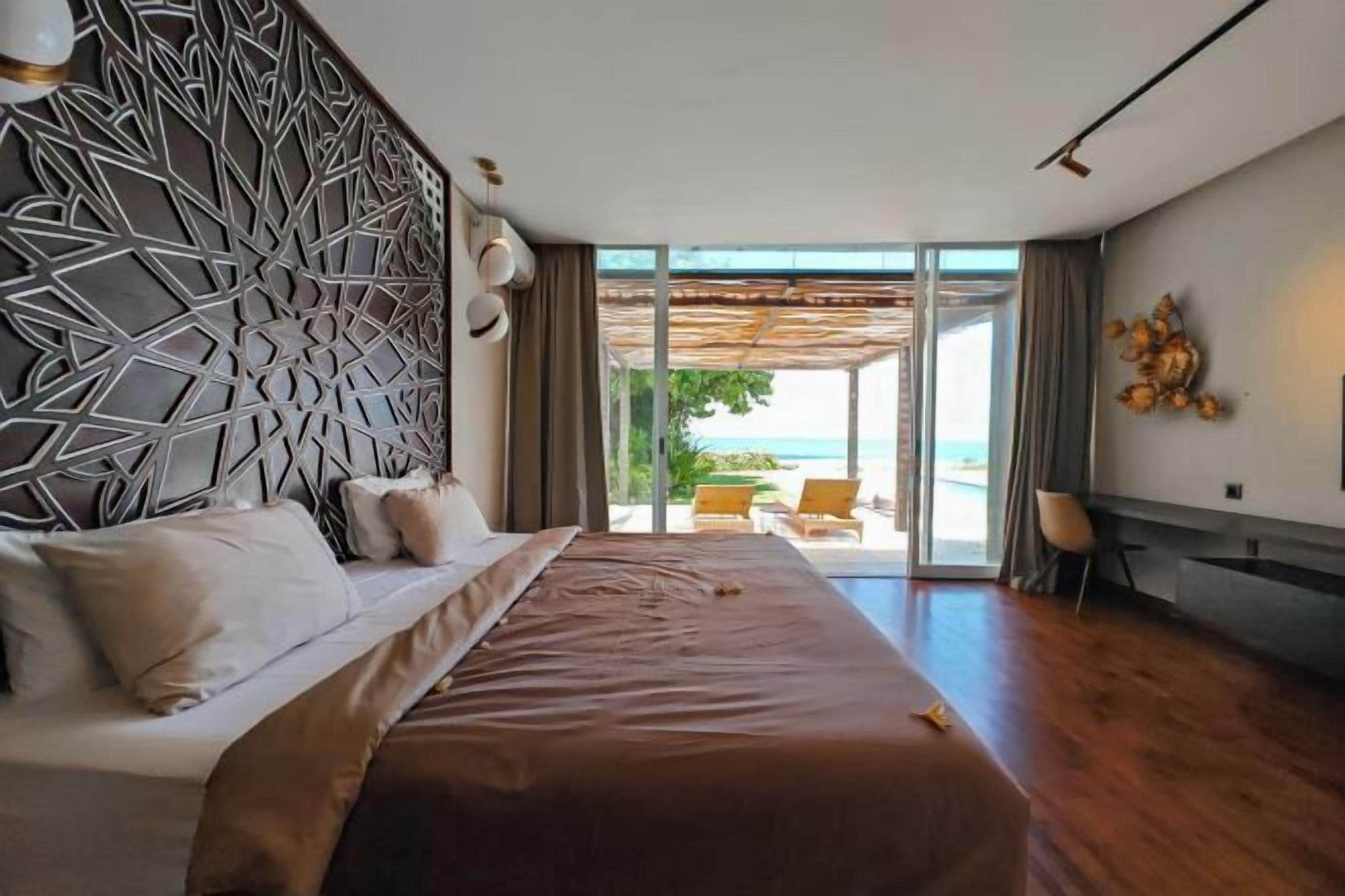 Roupa de alta qualidade, cofre no quarto, secretária 