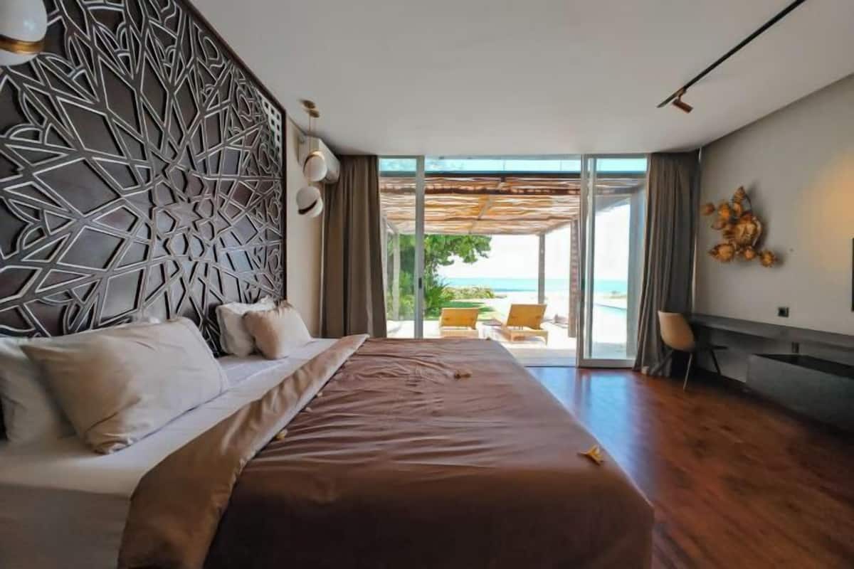 Roupas de cama premium, cofres nos quartos, escrivaninha