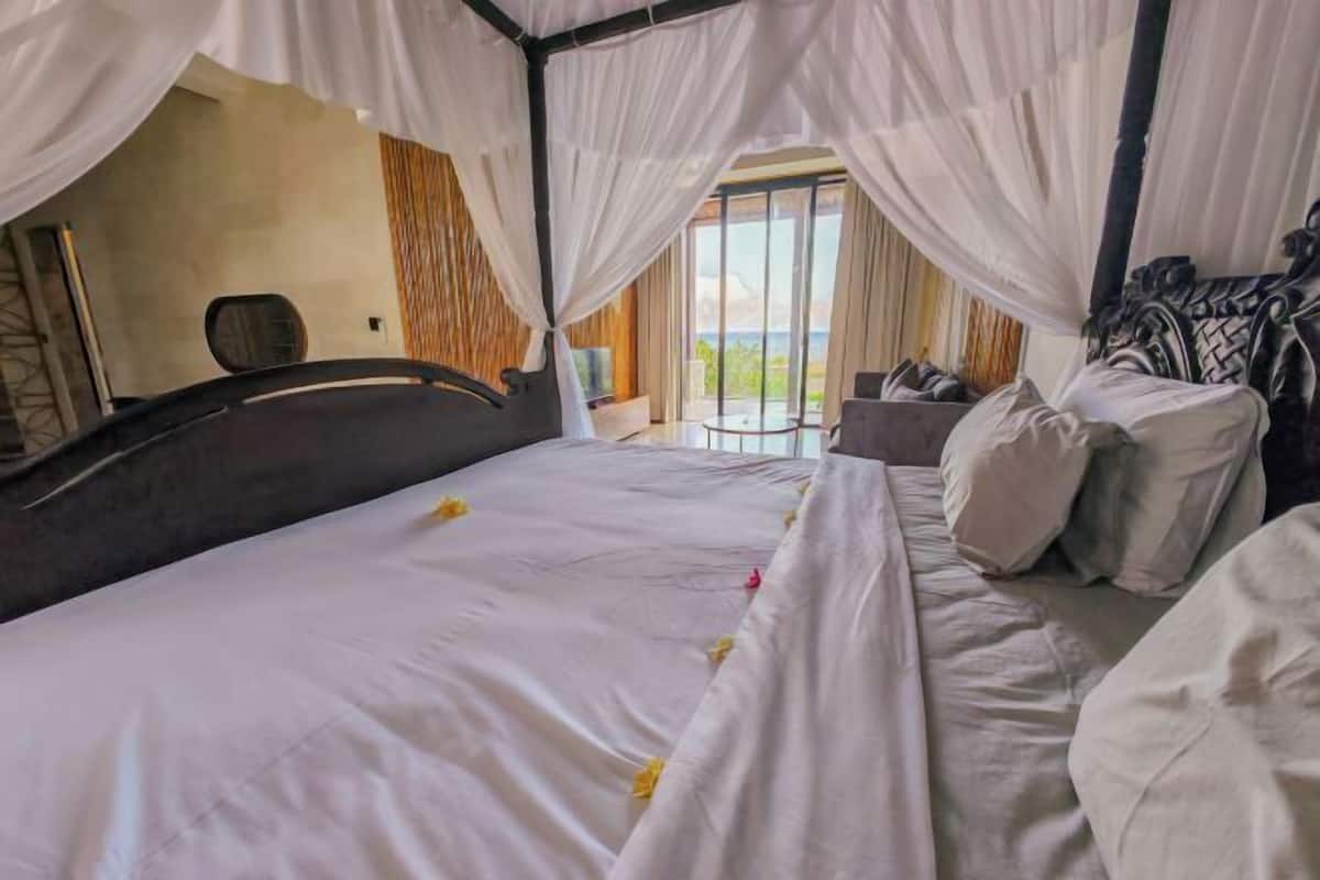 Roupas de cama premium, cofres nos quartos, escrivaninha