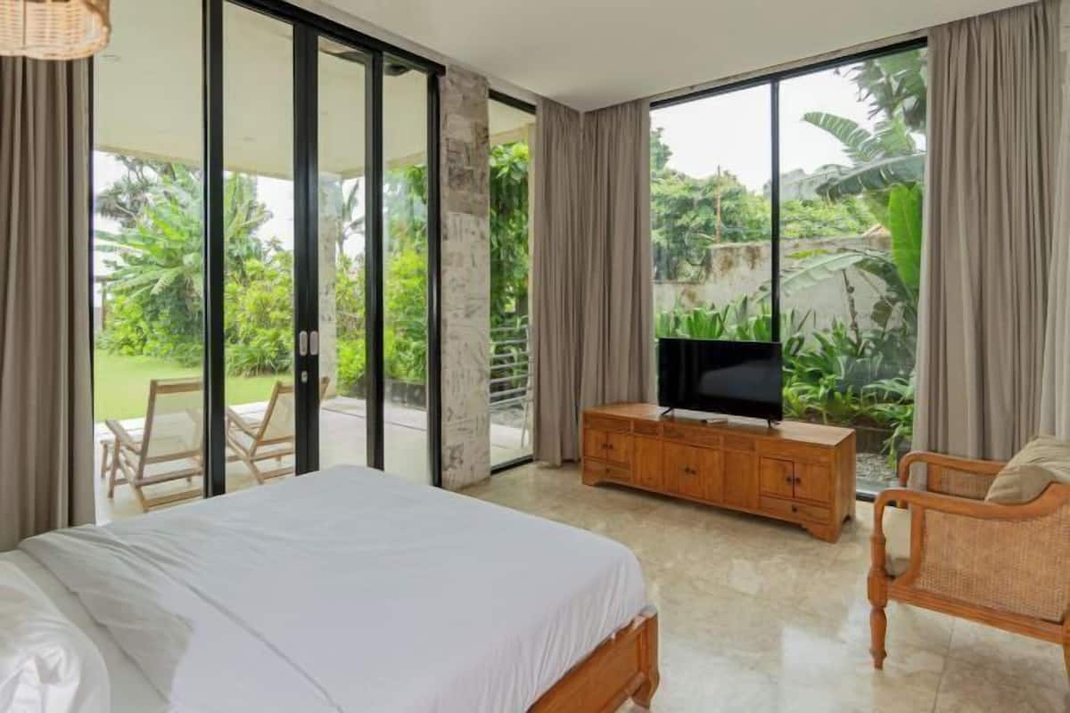 Roupas de cama premium, cofres nos quartos, escrivaninha