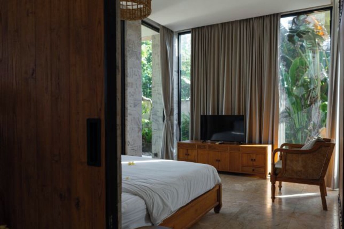 Roupa de alta qualidade, cofre no quarto, secretária 