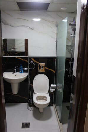 Apartamento Deluxe | Casa de banho | Um polibã, um chuveiro fixo, chinelos, sabão 