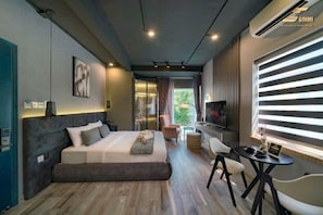 Quarto luxo, 1 cama de casal, vista para a cidade | Frigobar, cofres nos quartos, escrivaninha, cortinas blackout