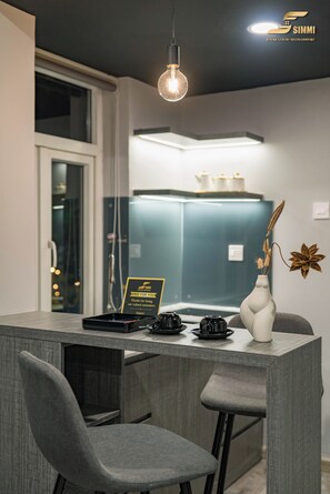 Quarto Twin Deluxe | Cozinha privada | Uma chaleira elétrica, mesas de jantar 