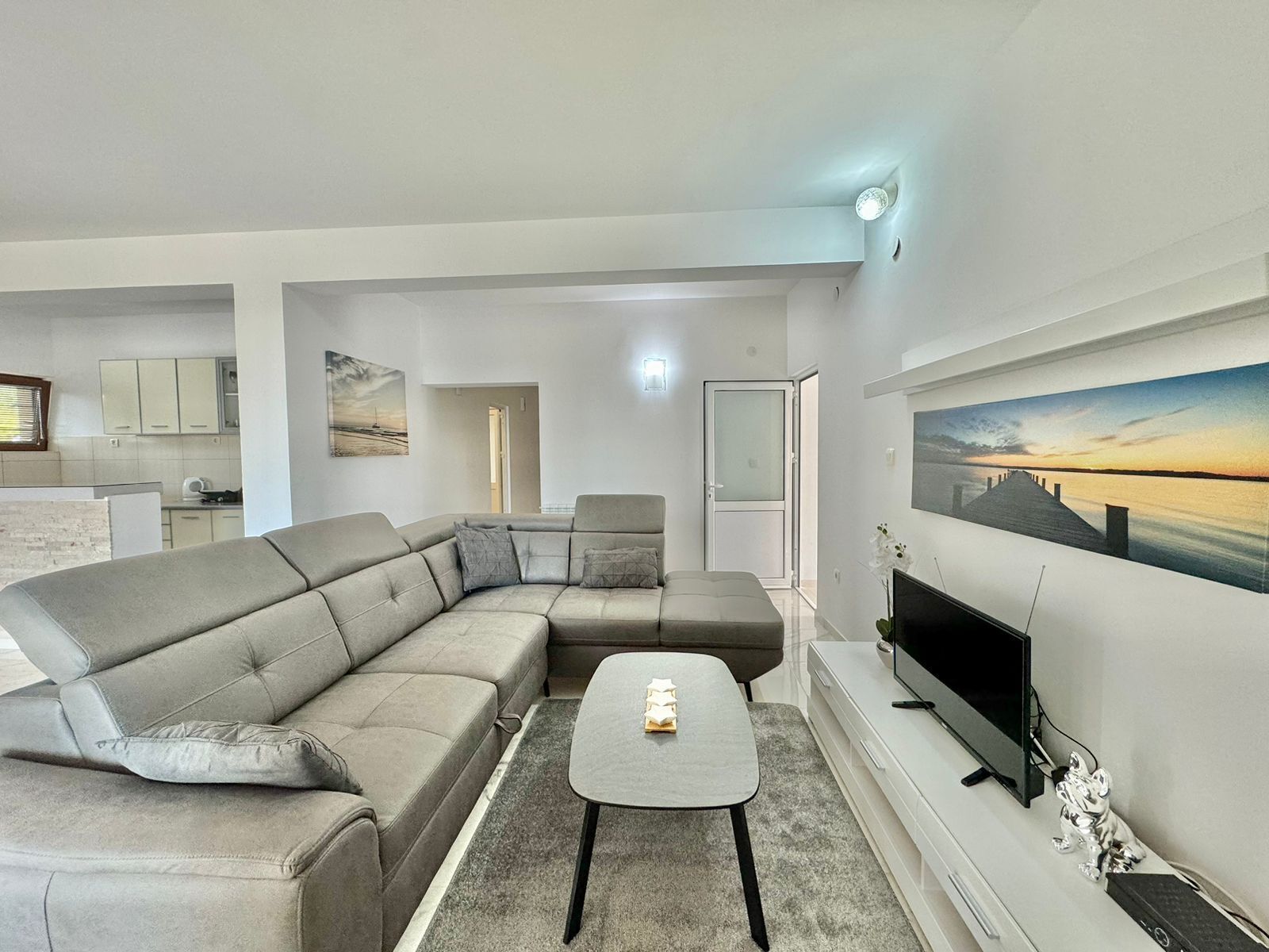 Apartamento conforto, vista para o jardim | Área de estar | TV LCD 32 polegadas com canais a cabo