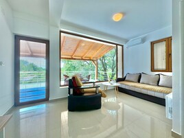 Apartamento Básico, vista para o jardim | Sala de estar | Televisor LCD de 32 polegadas com canais por cabo 