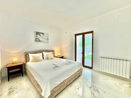 Apartamento Comfort, vista para o jardim | Roupa de alta qualidade, secretária, quartos insonorizados 