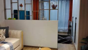 Estúdio luxo | Área de estar | Smart TV 45 polegadas com canais digitais