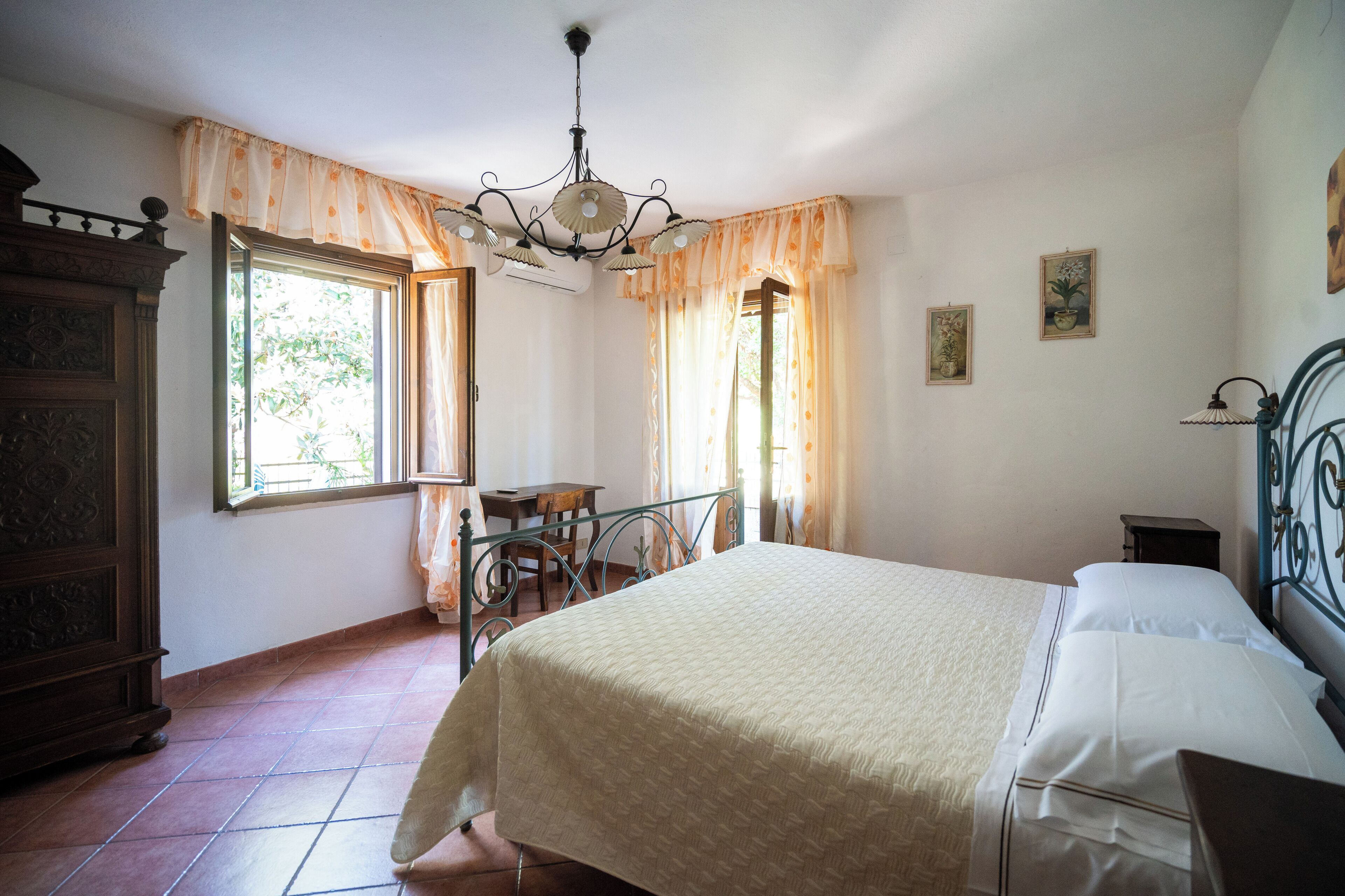 Quarto com cama, escrivaninha, cadeira e guarda-roupa.