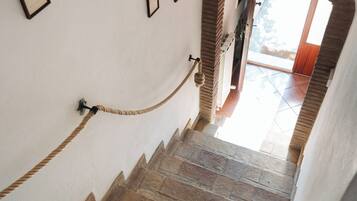 Apartamento conforto, varanda, vista para o jardim | Escrivaninha, Wi-Fi de cortesia, roupa de cama