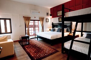 Quarto Quádruplo Familiar | Roupa hipoalergénica, secretária adequada para computadores portáteis 