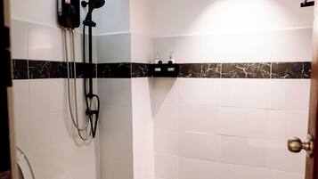 Quarto Quádruplo Familiar | Casa de banho | Um polibã, um secador de cabelo, um bidé, toalhas fornecidas