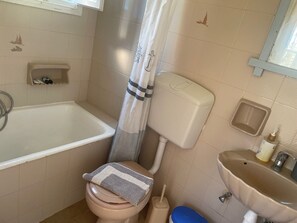 Quarto Duplo Comfort, varanda, vista para o jardim | Casa de banho | Um chuveiro fixo, um secador de cabelo, um bidé, toalhas fornecidas 