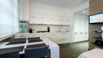 Apartamento de Luxo, vista para o lago, em frente à praia | Cozinha privada | Um frigorífico, um micro-ondas, um forno, uma máquina de lavar louça