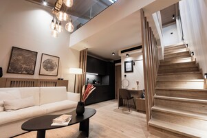 Family Suite with Loft and Mountain View | Área de estar | TV