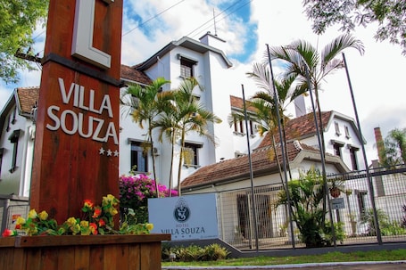 Fachada do alojamento. HOTEL VILLA SOUZA