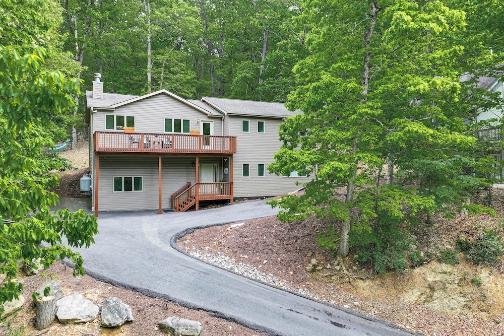 Spacious Mcgaheysville Home W/ Hot Tub & Sauna! - Massanutten, VA