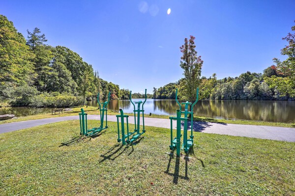 Group Getaway In Newland W/ Lake & Pool Access - Linville, NC