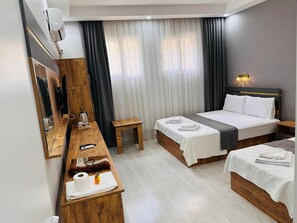 Quarto Triplo Standard | Minibar, secretária adequada para computadores portáteis 